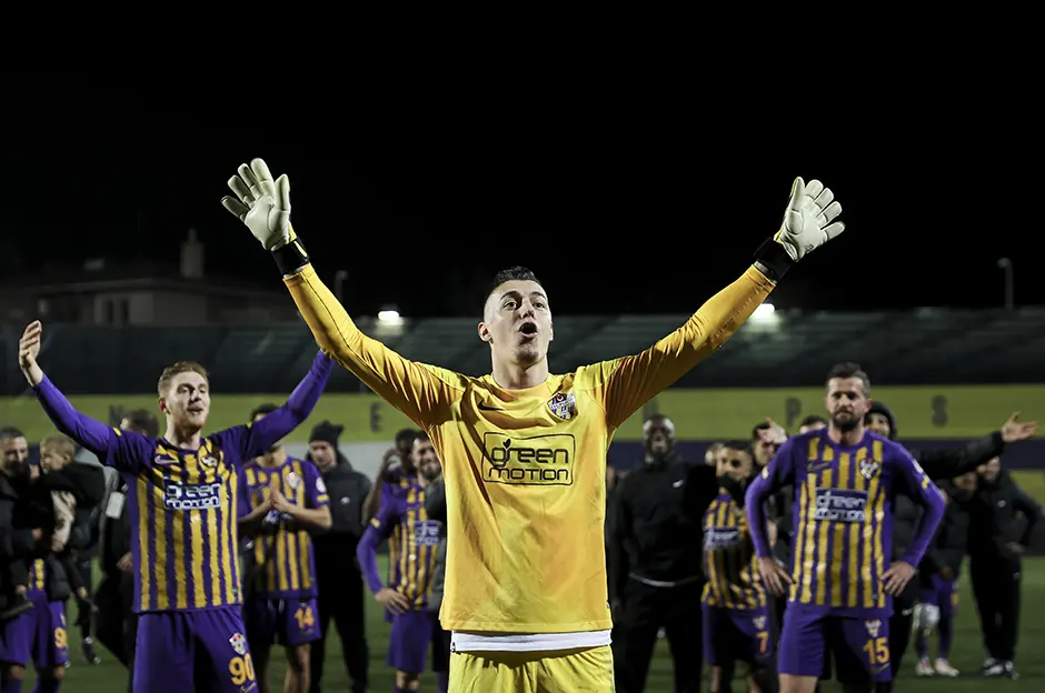 Galatasaray'dan Berke Özer için son karar: Muslera'dan eldivenleri ...