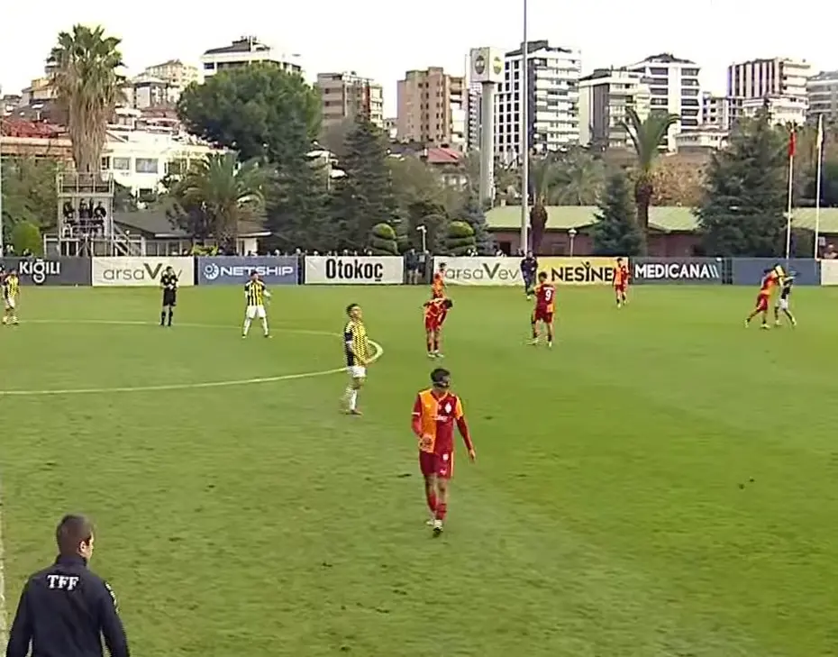 Fenerbahçe-Galatasaray maçında yumruklu saldırı, saha bir anda karıştı ...