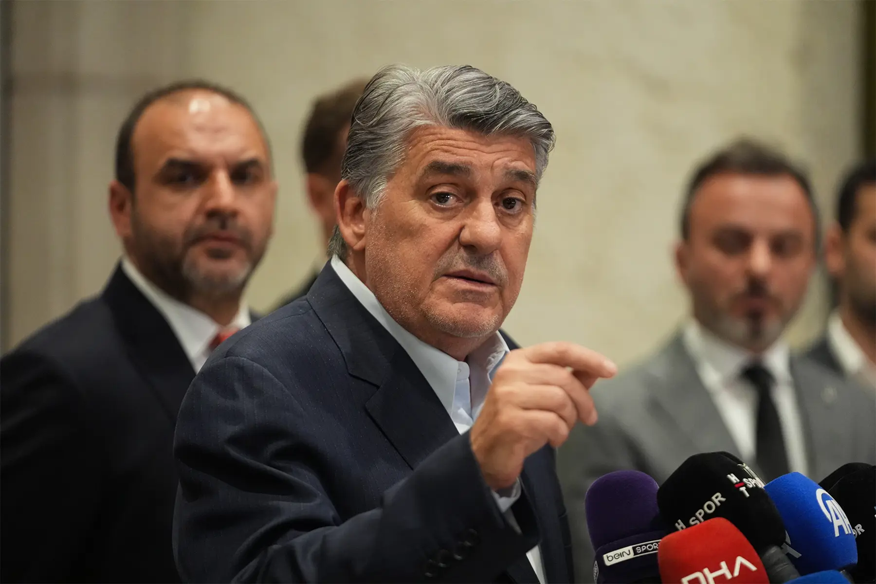 Serdal Adalı işi bitiriyor, taraftarın yolunu gözlediği isim bavulunu ...