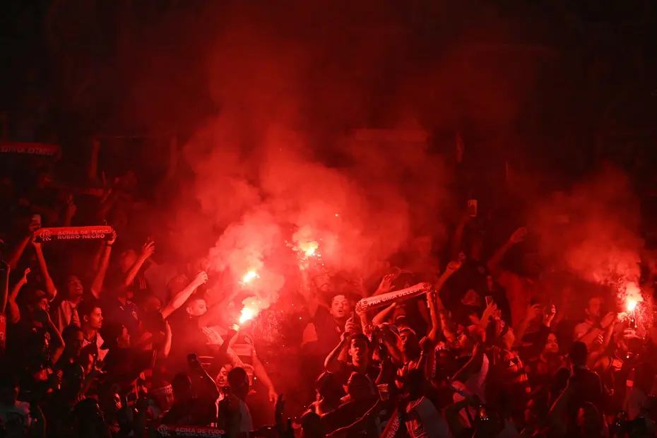 Taraftarlar sahaya daldı, şampiyonluk ertelendi! Ömür boyu men, stadyum ...