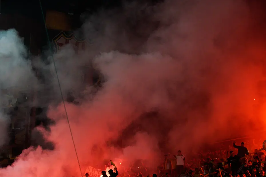 Taraftarlar sahaya daldı, şampiyonluk ertelendi! Ömür boyu men, stadyum ...